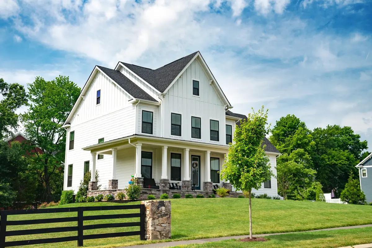 9 Popular House And Roof Color Combinations